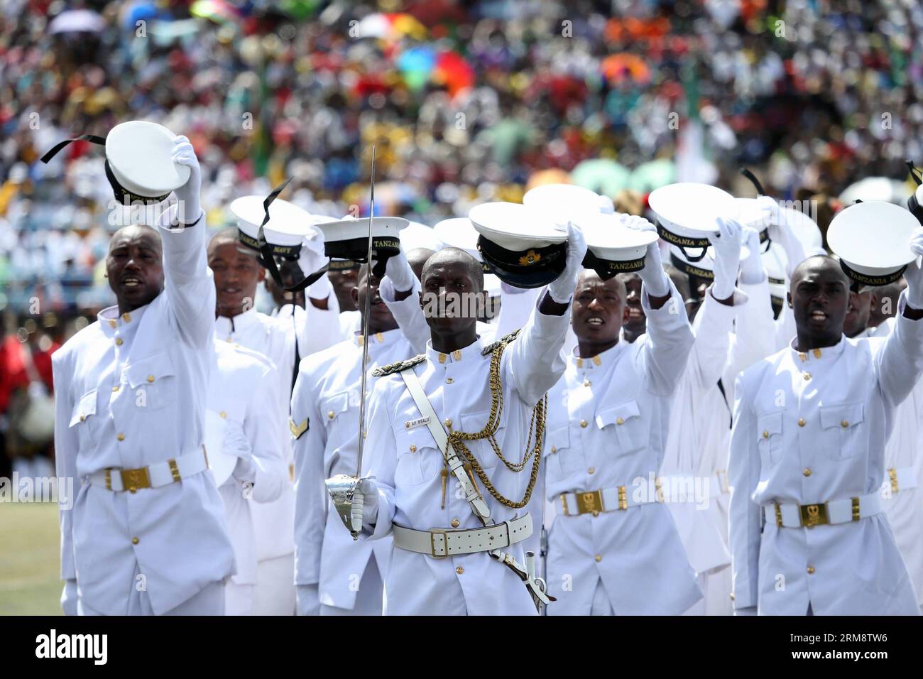 (140427) -- DAR ES SALAAM, April 26, 2014 (Xinhua) -- Soldiers wave ...