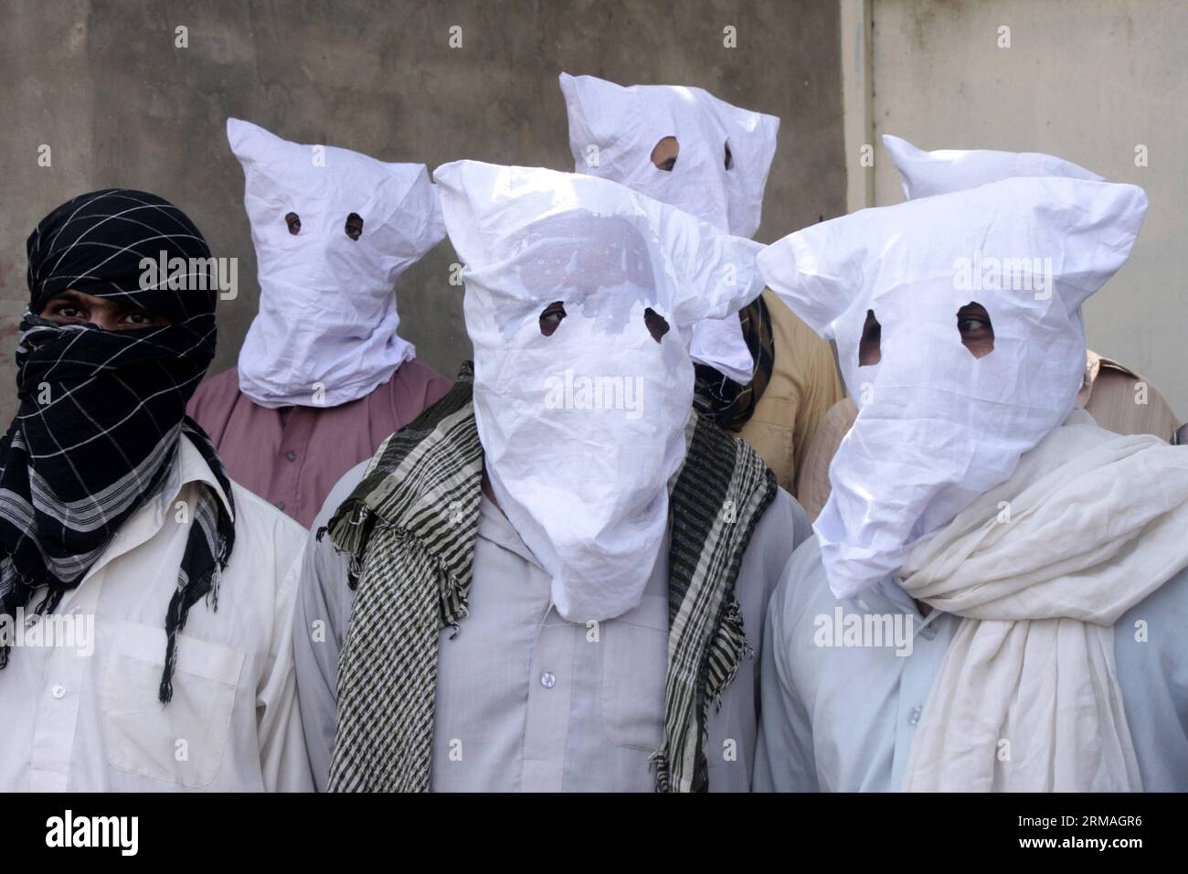 (140709) -- LAHORE, July 9, 2014 (Xinhua) -- Arrested suspects with ...