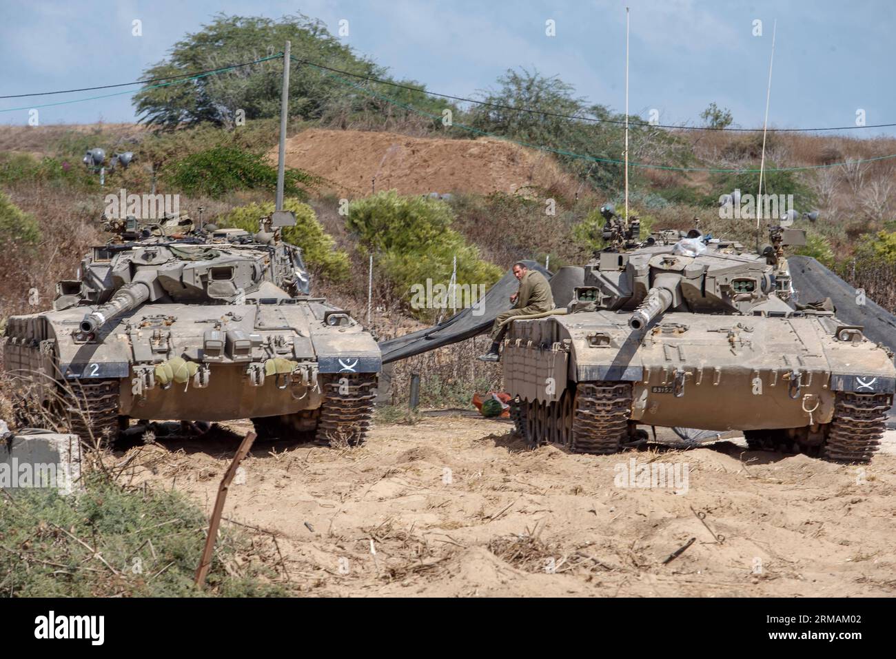 (140715) -- GAZA-GRENZE, 15. Juli 2014 (Xinhua) -- ein israelischer Soldat sitzt am 15. Juli ...