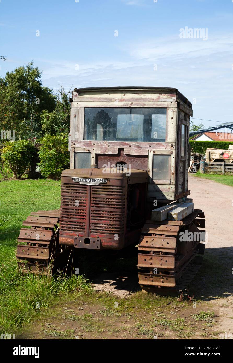 Vintage international tractor -Fotos und -Bildmaterial in hoher ...