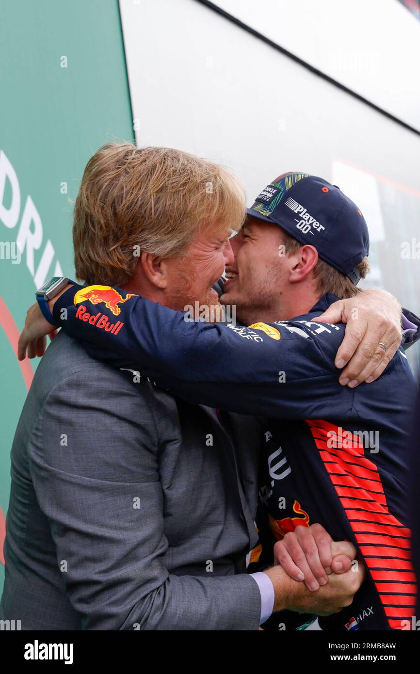 ZANDVOORT, NIEDERLANDE - AUGUST 27: Sieger Max Verstappen von Oracle Red Bull Racing feiert den ...