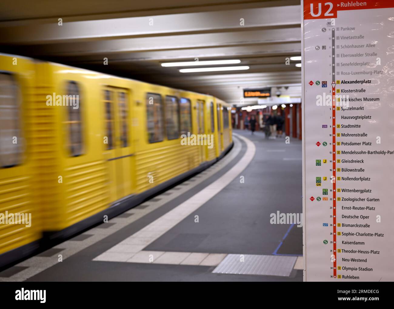 Berlin, Deutschland. 28. August 2023. Eine Tafel am U-Bahnhof Alexanderplatz zeigt die komplette ...