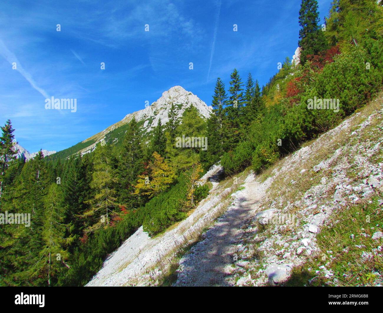 Pfad führt vorbei an felsiger alpiner Landschaft mit Geröll und ...
