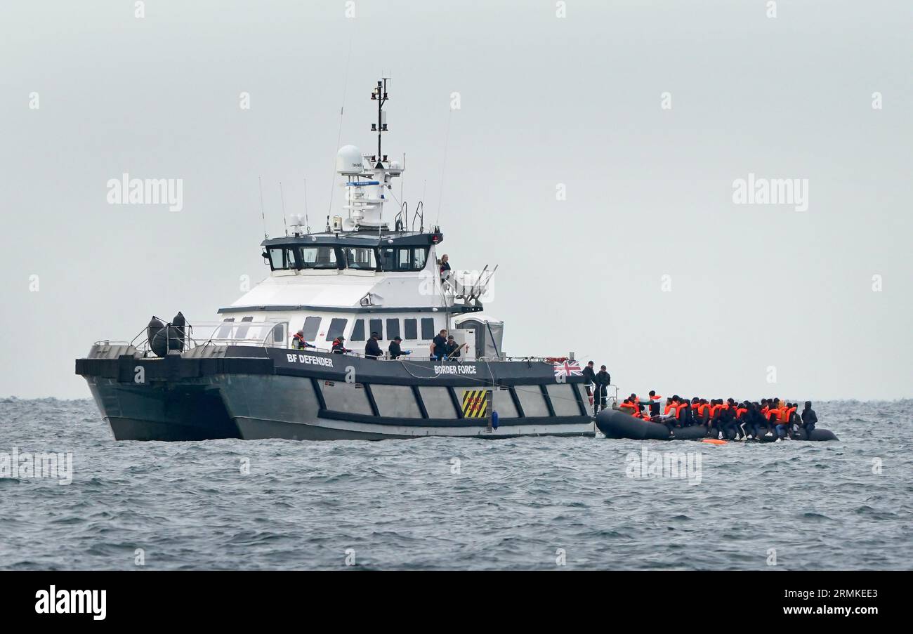 Eine Gruppe von Menschen, die als Migranten gelten, wird von Border ...