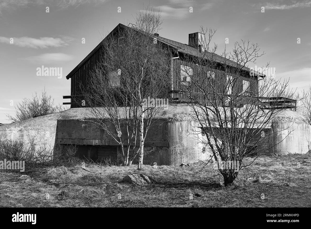 B&W-Foto des Hauses auf dem Bunker, das auf Einem Nazi-Bunker aus dem ...