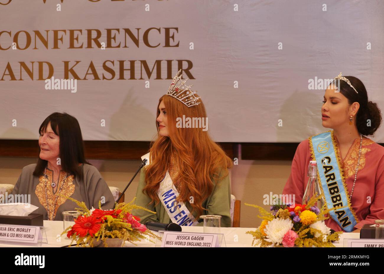 Srinagar, Indien. 28. August 2023. Miss World England Jessica Gagen (C ...