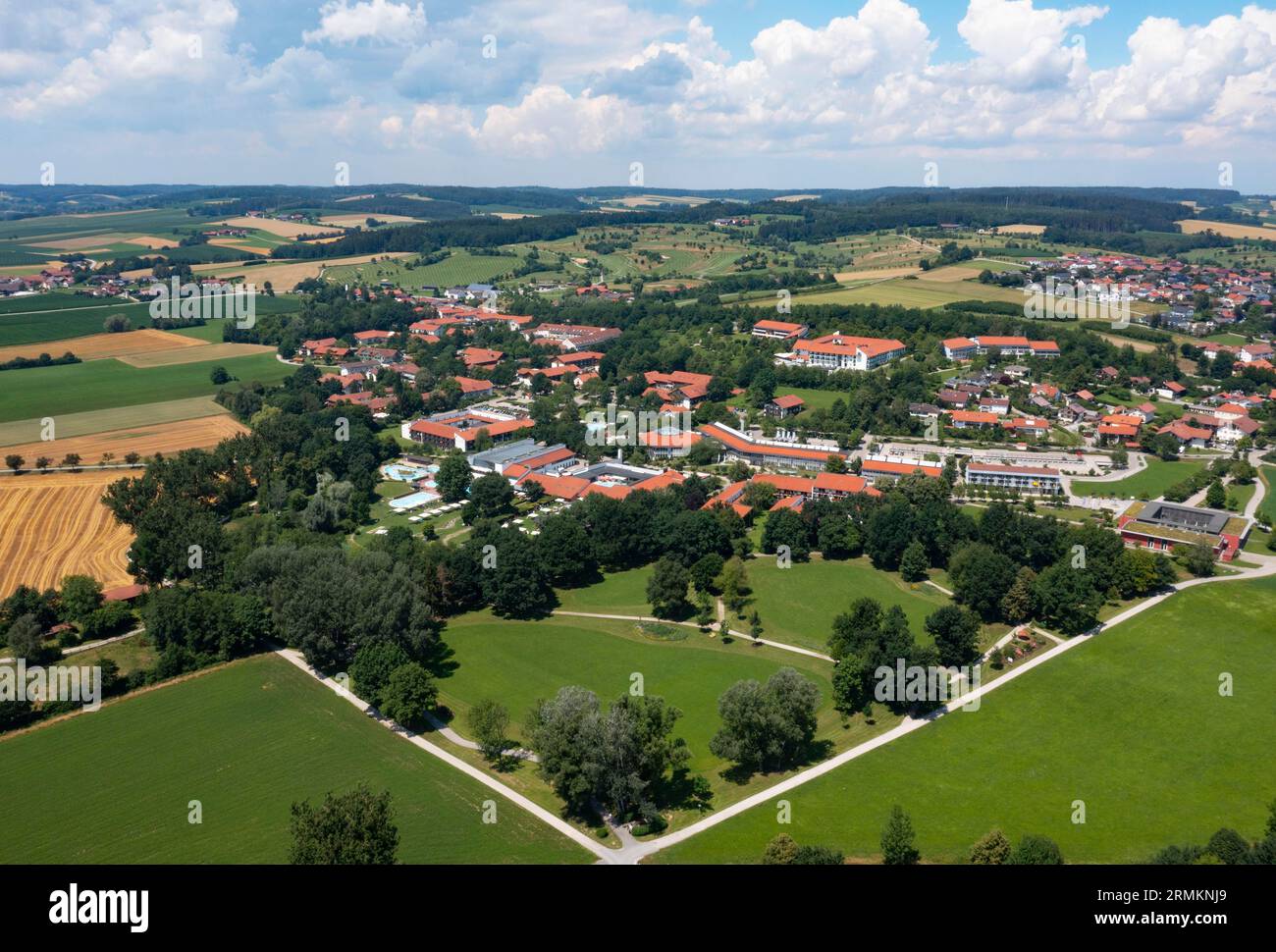 Drohnenaufnahme, Panoramablick über die Rottaler Terme und Bad Birnbach ...