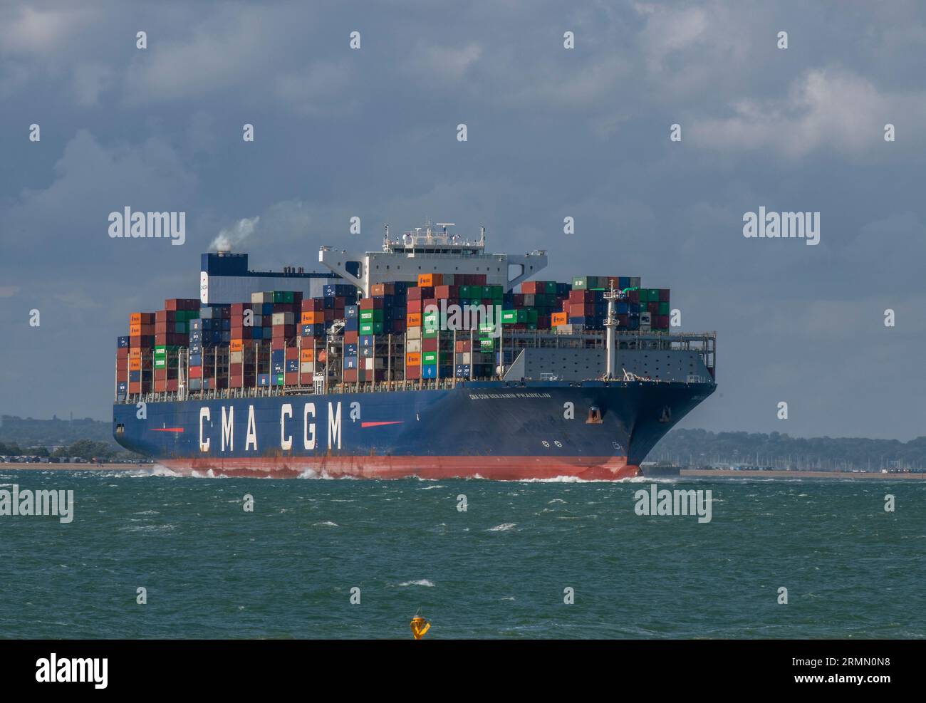 Großes Containerschiff, das den Hafen von southampton verlässt, legt im ...