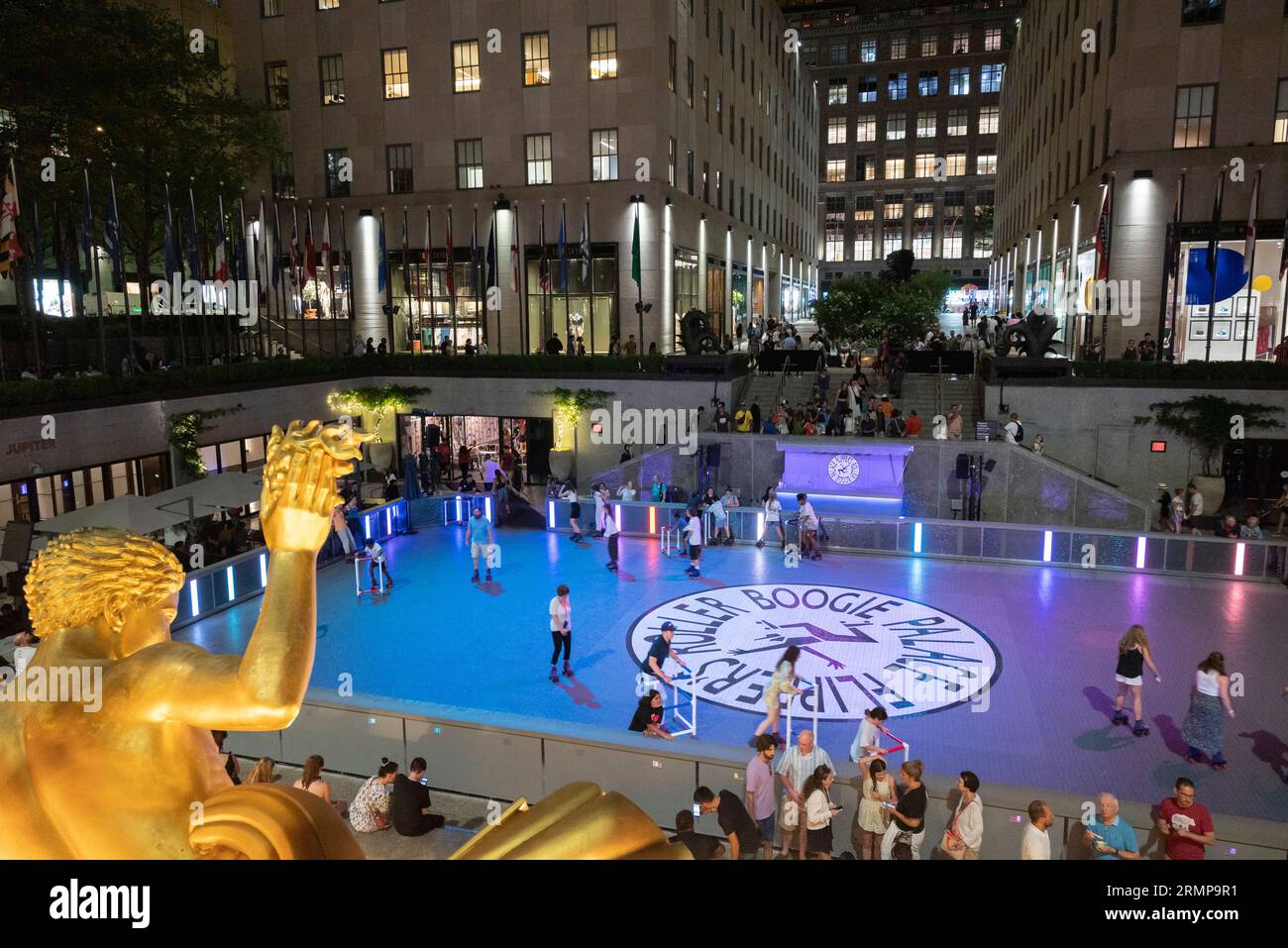 Die Eislaufbahn im Rockefeller Center ist eine bekannte saisonale ...