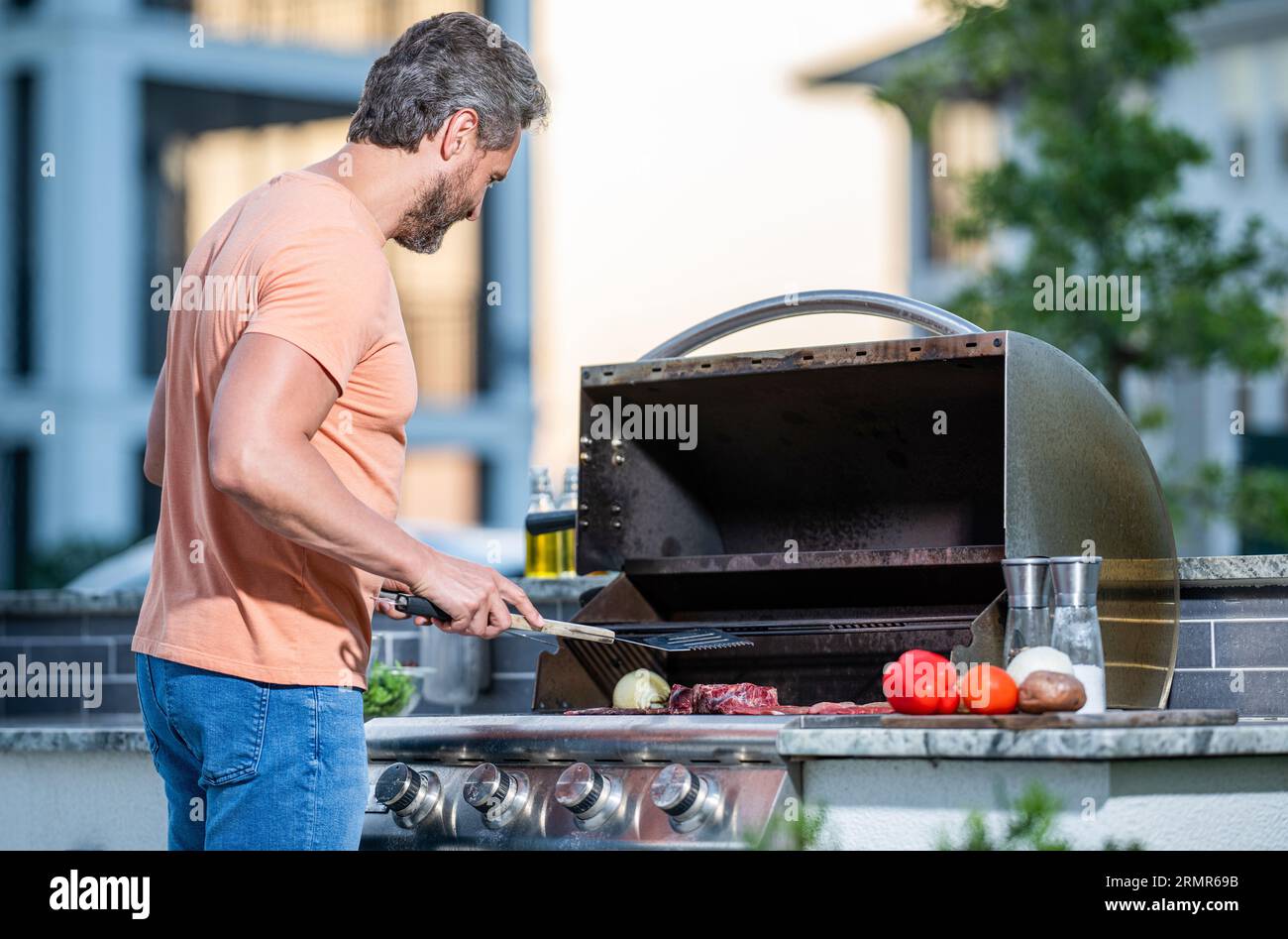 Man grillt Steaks perfekt auf rauchigen Barbecue. Barbecue-Kochkünste ...