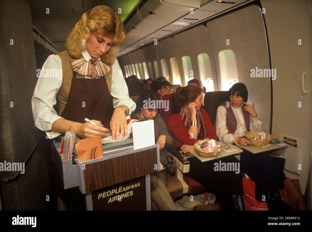 Air stewardess 1980s -Fotos und -Bildmaterial in hoher Auflösung – Alamy