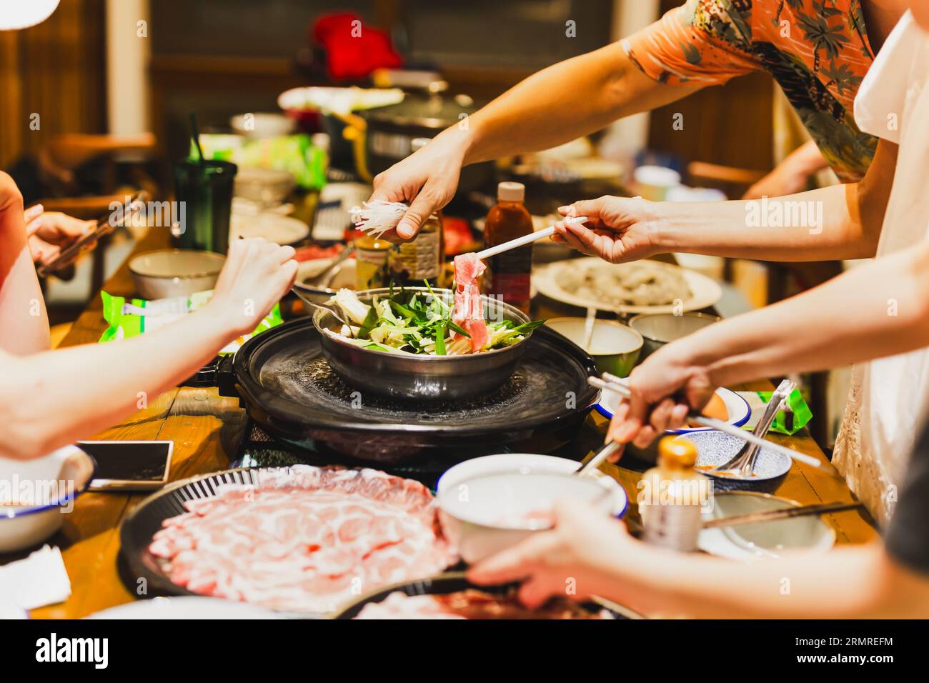 Gruppen hotpot dinner -Fotos und -Bildmaterial in hoher Auflösung – Alamy