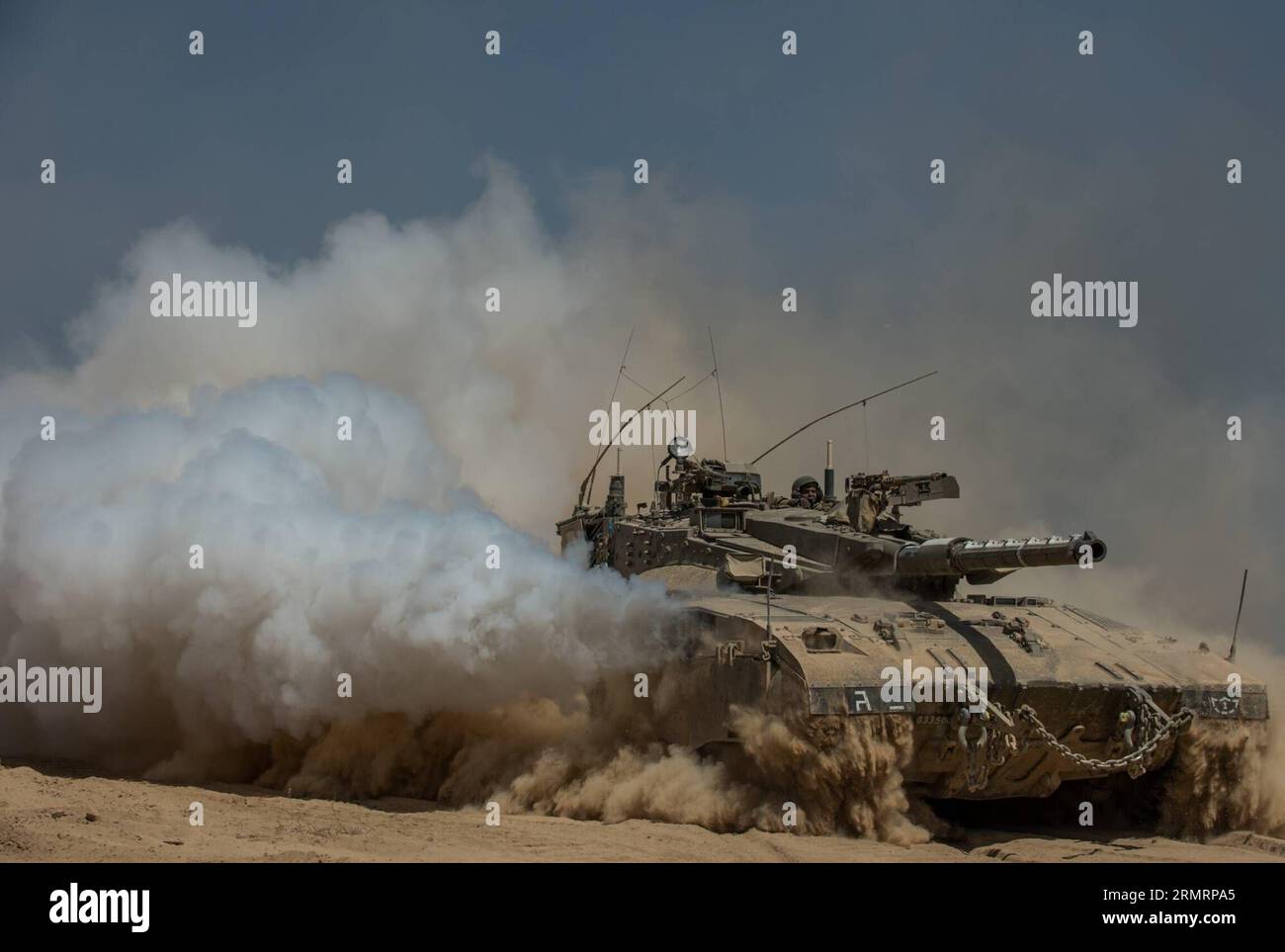 GAZA-GRENZE, 30. Juli 2014 -- ein israelischer Merkava-Tank läuft am 30. Juli 2014 im südlichen ...