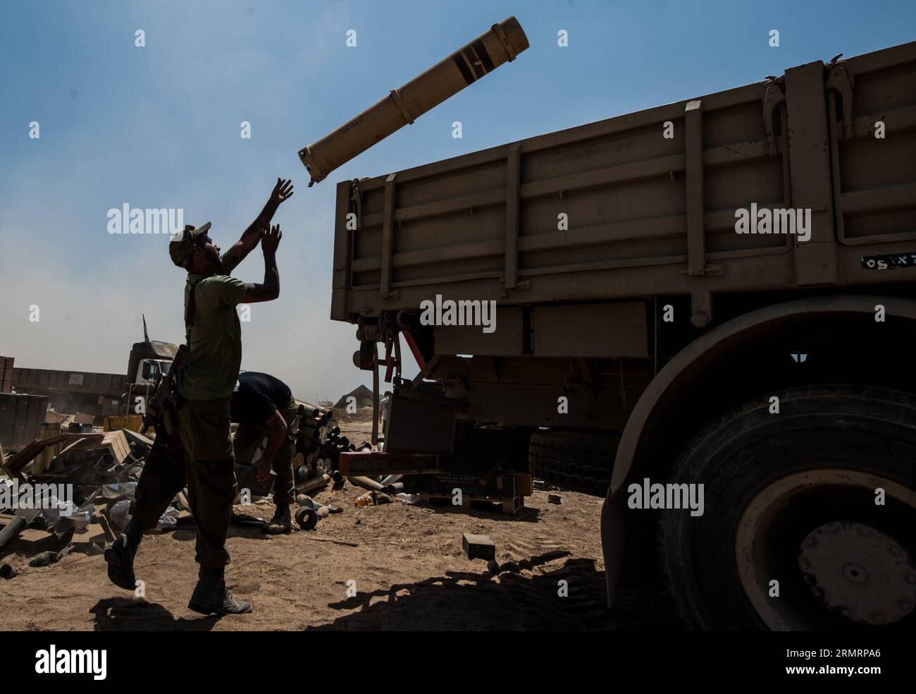 GAZA-GRENZE, 30. Juli 2014 – israelische Soldaten räumen am 30. Juli 2014 Müll in einem ...