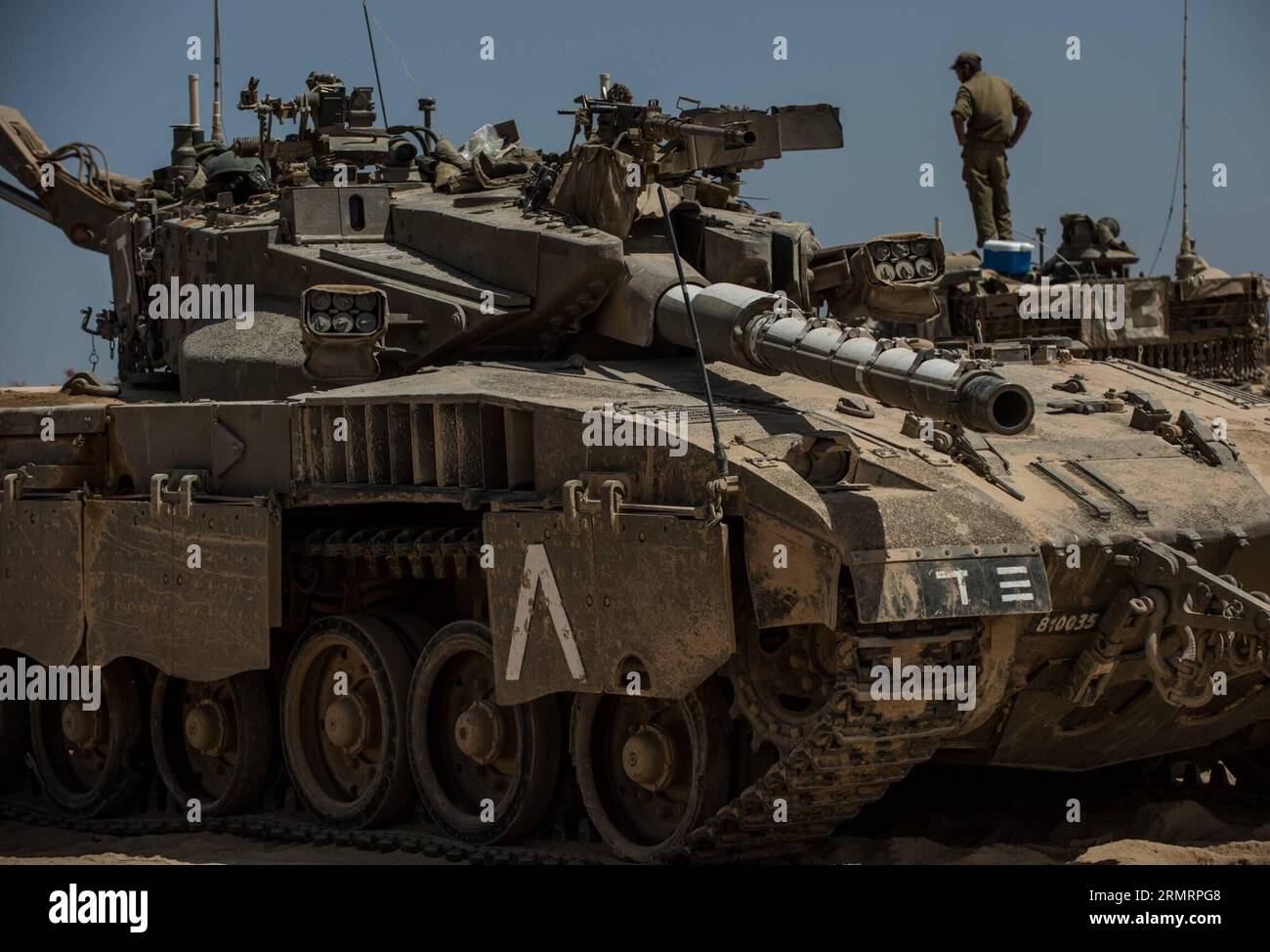GAZA-GRENZE, 30. Juli 2014 -- ein israelischer Soldat steht am 30. Juli 2014 auf einem Merkava ...