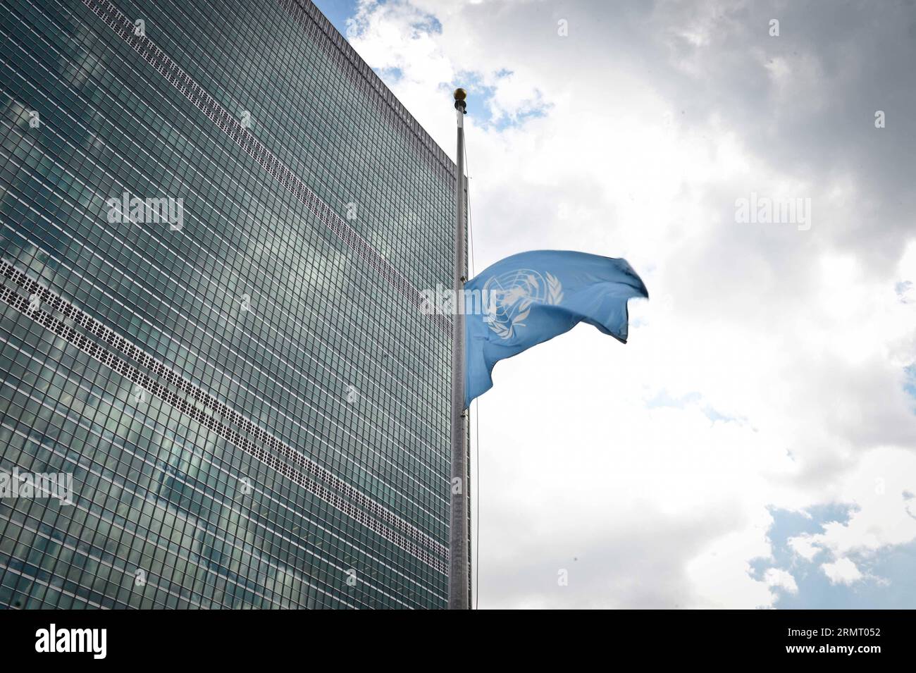 NEW YORK, 7. August 2014 -- die Flagge der Vereinten Nationen fliegt am halben Mast am Hauptsitz ...