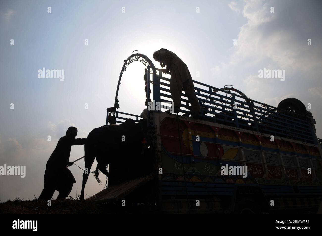 (141004) -- ISLAMABAD, 4. Oktober 2014 -- pakistanische Muslime laden ...