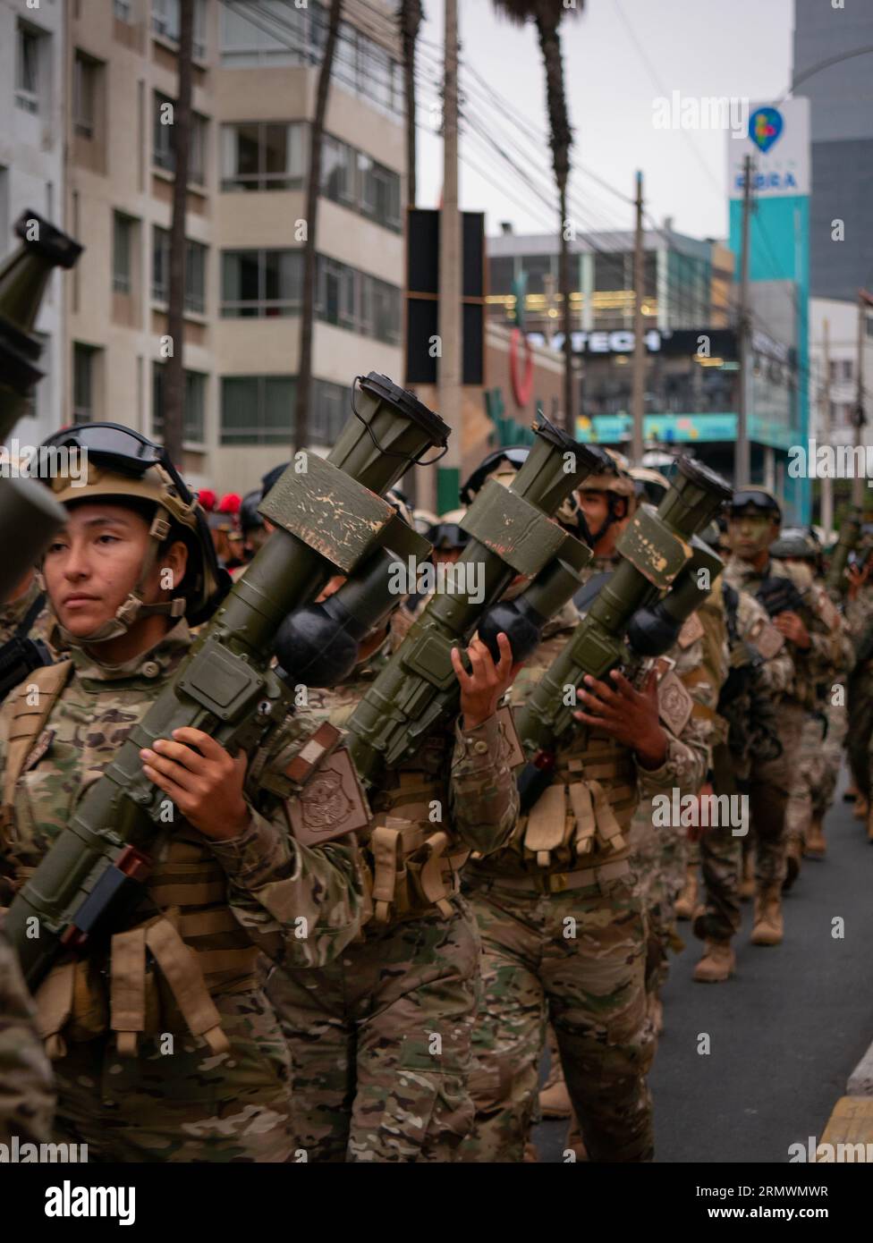Lima, Peru - Juli 29 2023: Junge peruanische Frauen und Männer in ...