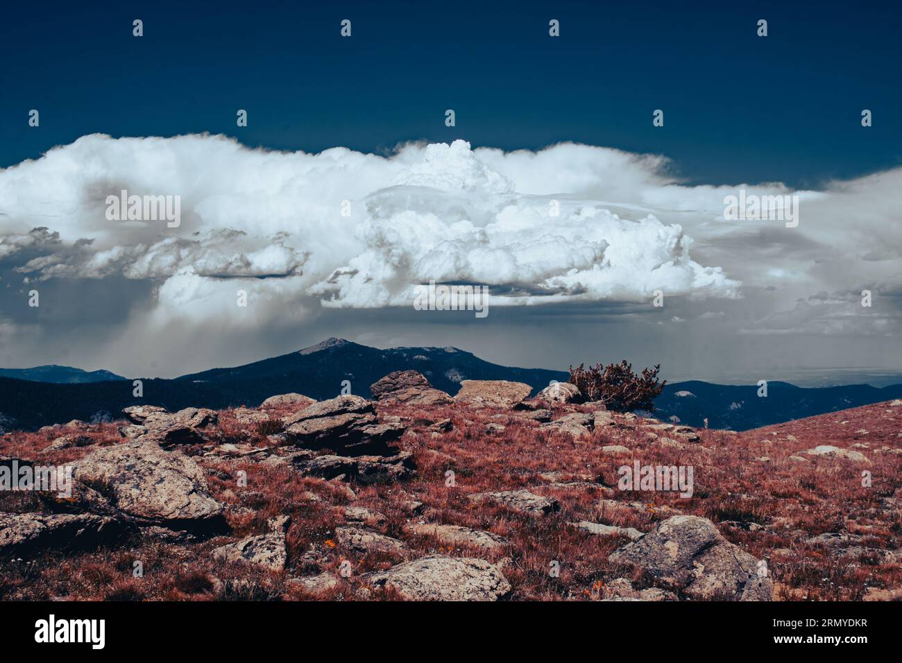 Stilisierte berge -Fotos und -Bildmaterial in hoher Auflösung – Alamy