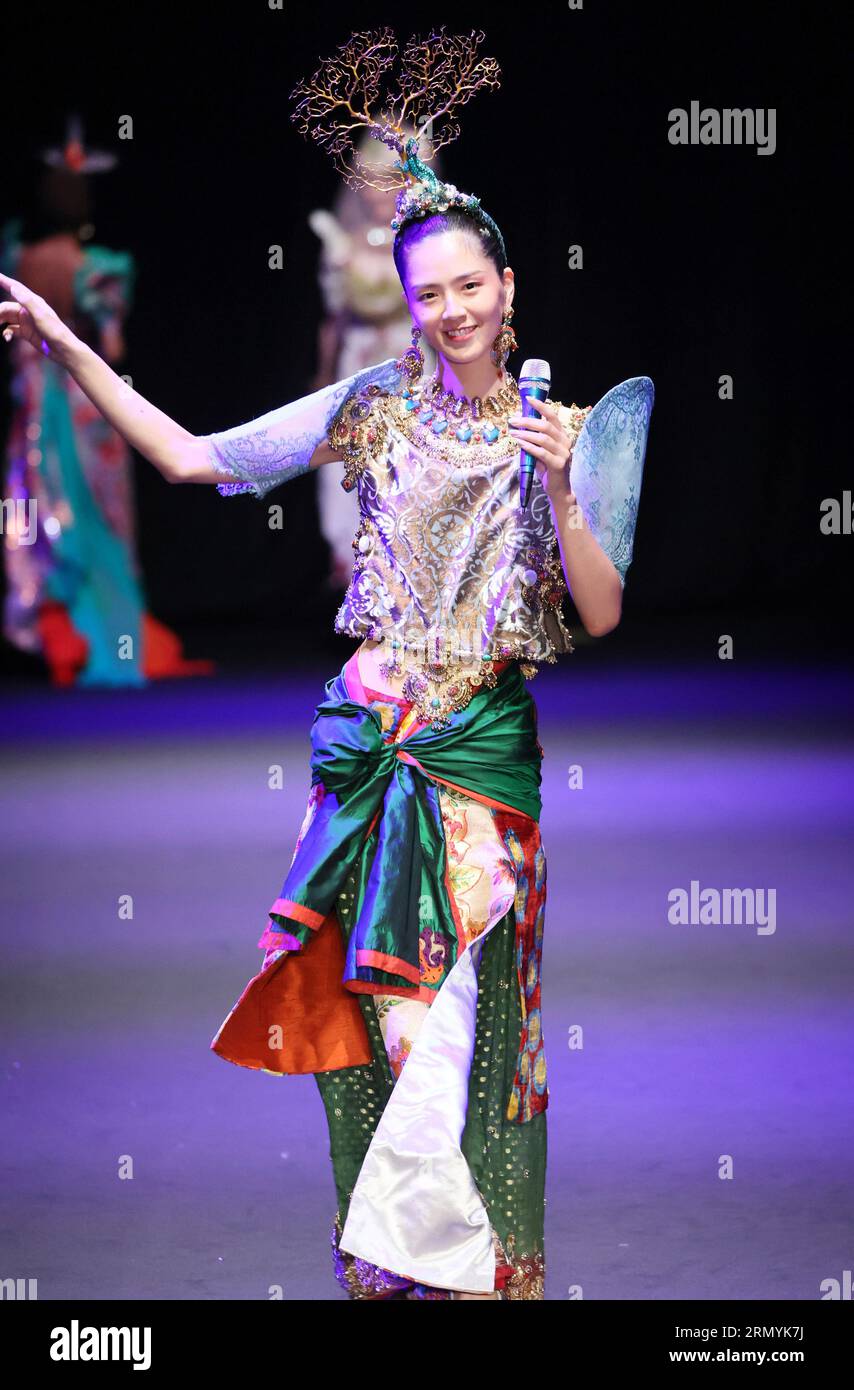 Tokio, Japan. 30. August 2023. Ein Modell zeigt eine Kollektion von ...