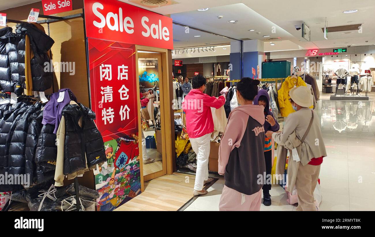 SHANGHAI, CHINA - 30. AUGUST 2023 - People Shops im Pacific Department ...