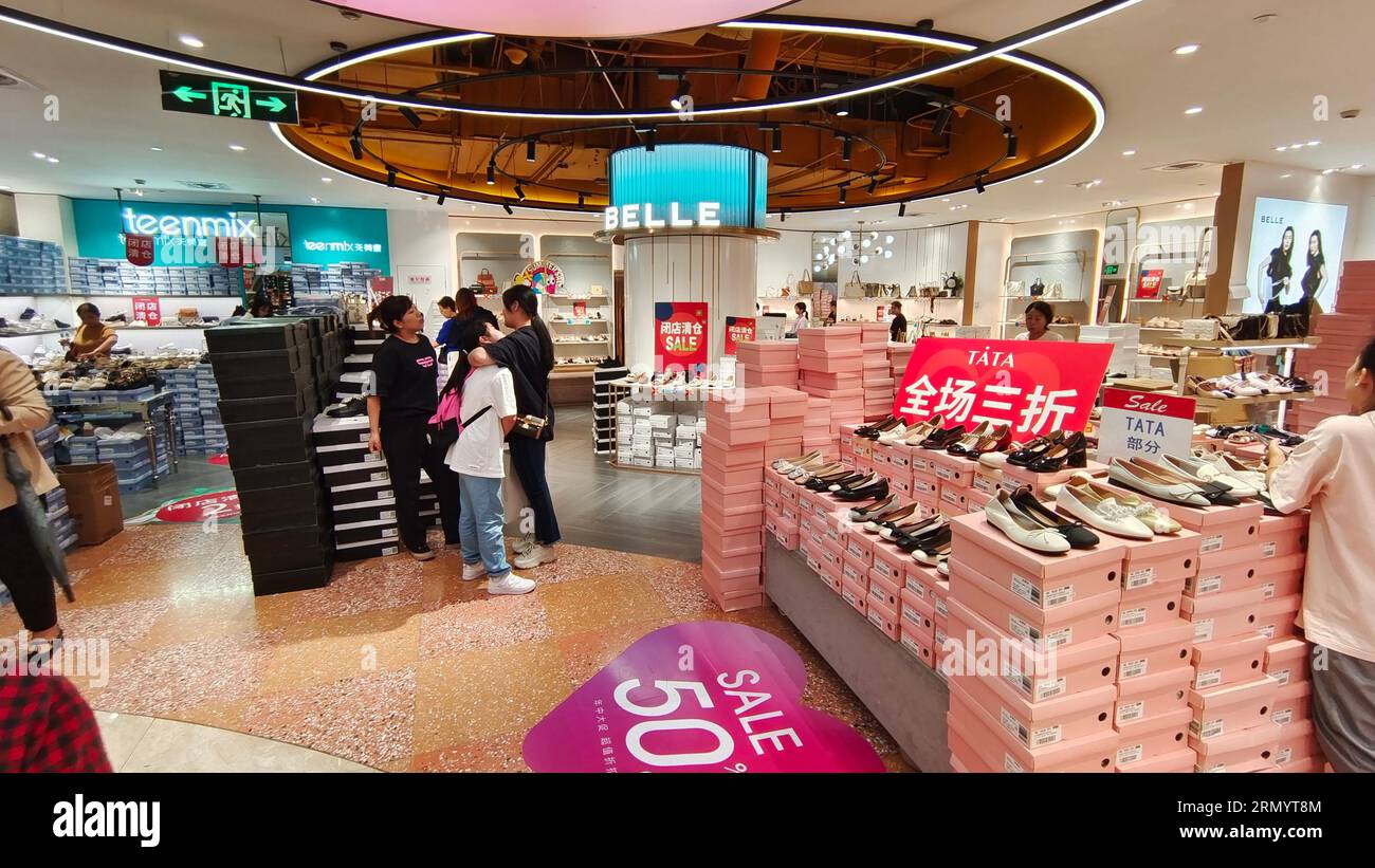 SHANGHAI, CHINA - 30. AUGUST 2023 - People Shops im Pacific Department ...
