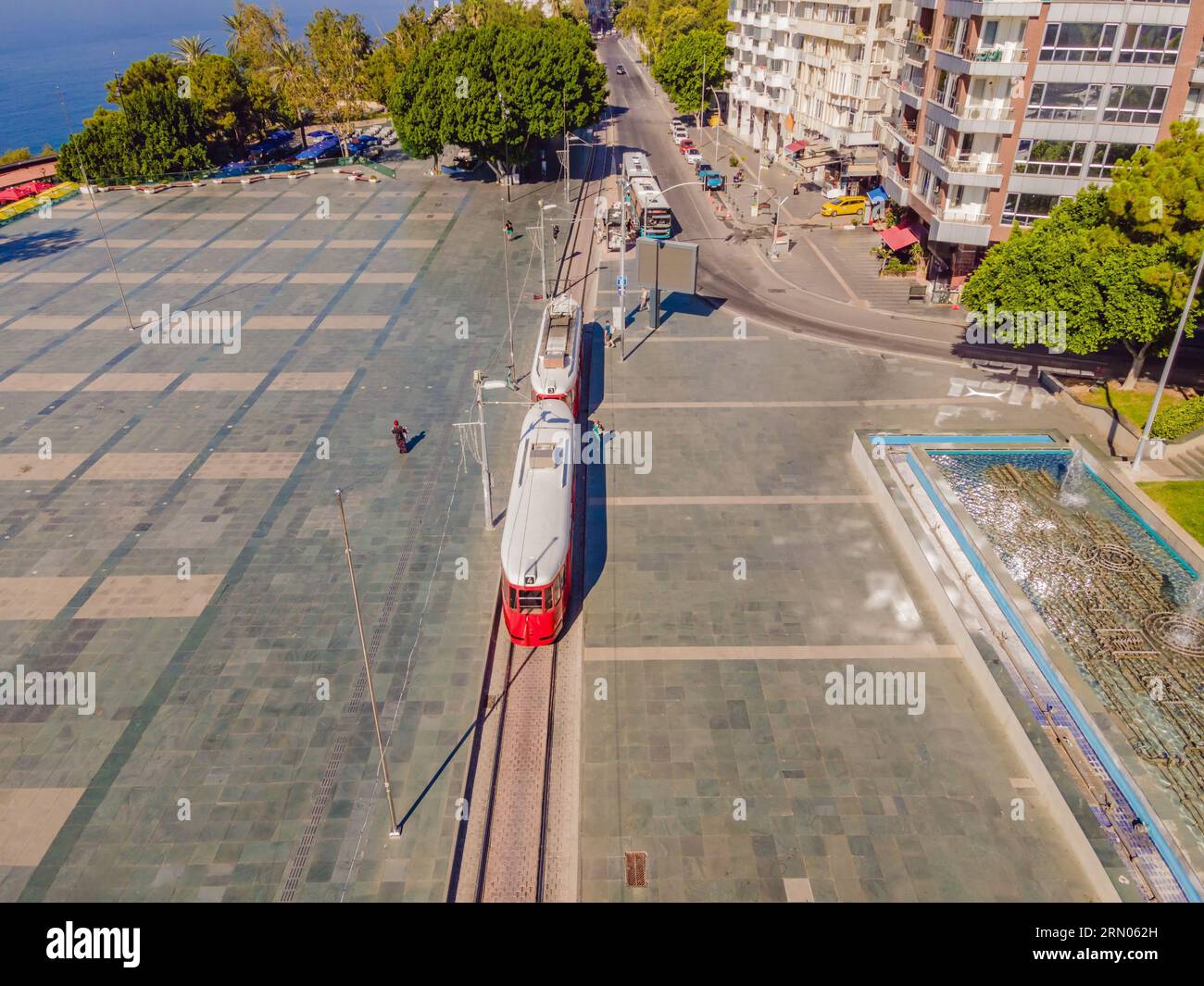 Nostalgische Retro-Straßenbahn im Zentrum von Muratpasa. Die alte Straßenbahn ist eine beliebte ...