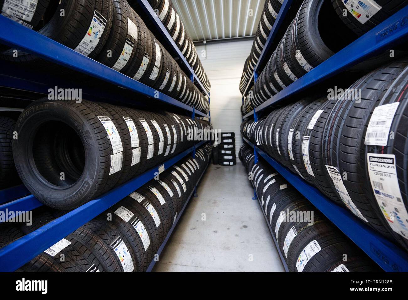 Car center -Fotos und -Bildmaterial in hoher Auflösung – Alamy
