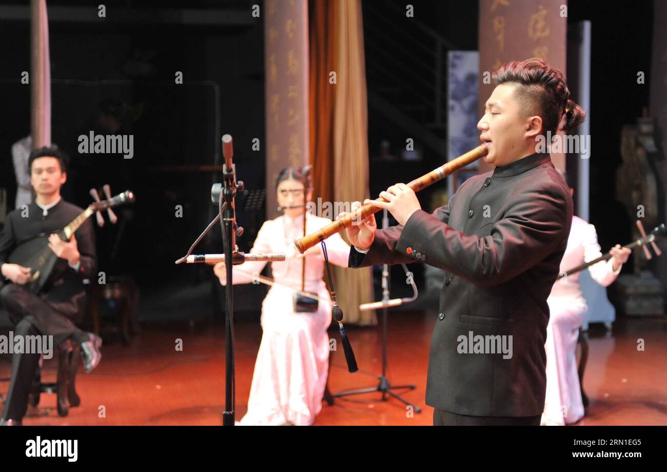 (141224) -- XIAMEN, 24. Dez. 2014 -- He Hongbin(1st R), Performing ...