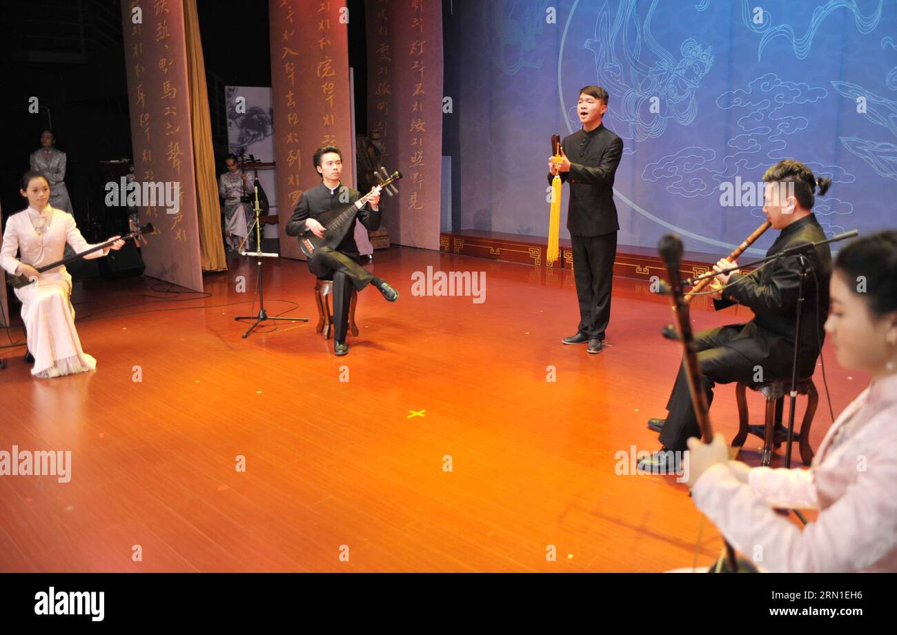 (141224) -- XIAMEN, 24. Dezember 2014 -- Pan Wenlong(C), Performing ...