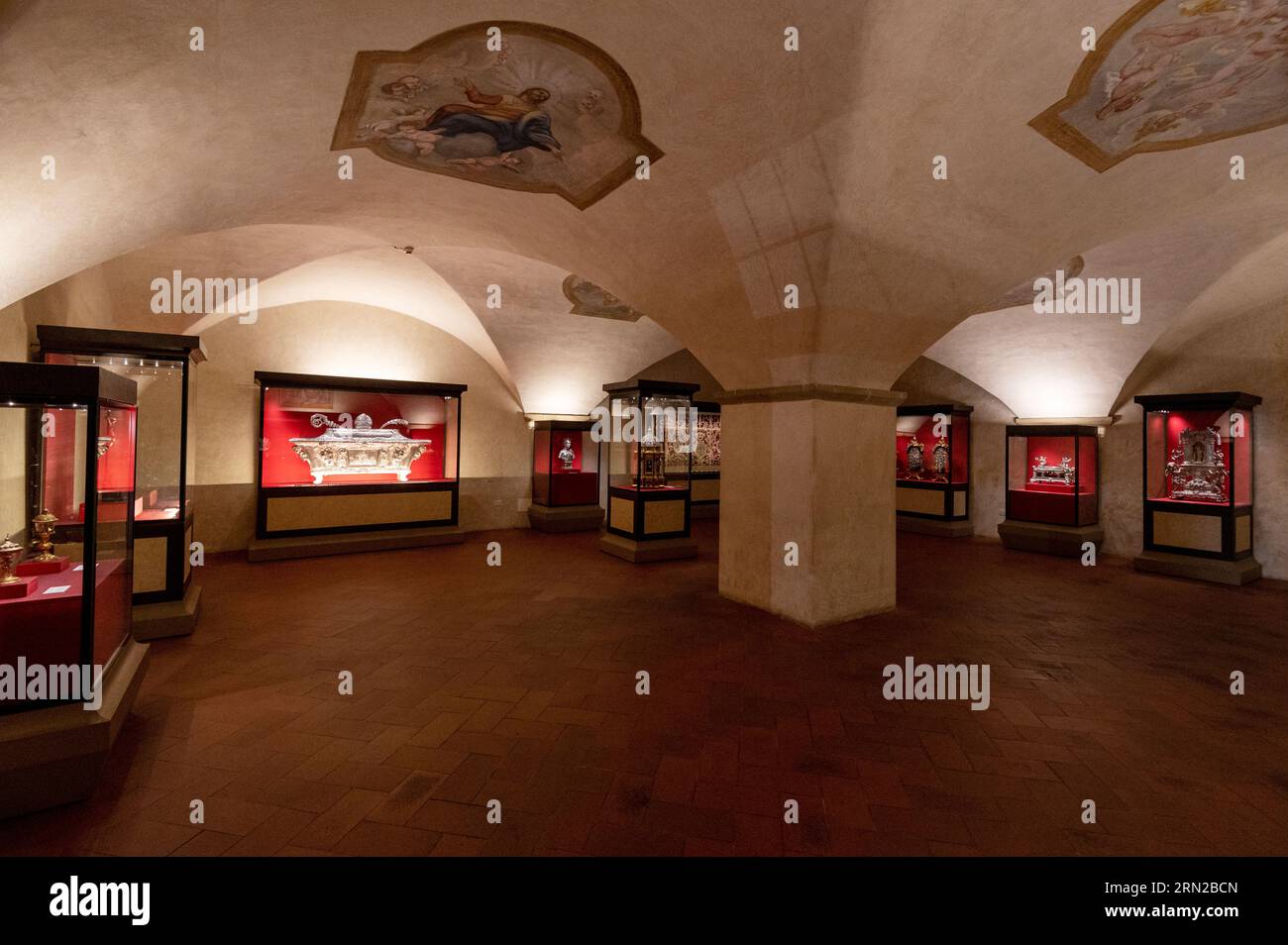Kreuzgang von st antoninus -Fotos und -Bildmaterial in hoher Auflösung ...