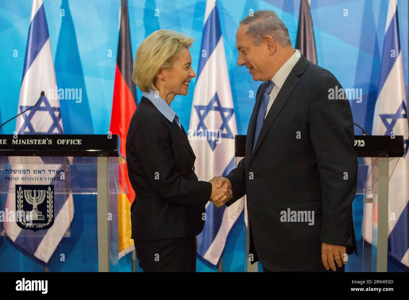 Die deutsche Verteidigungsministerin Ursula von der Leyen (L) gibt dem ...