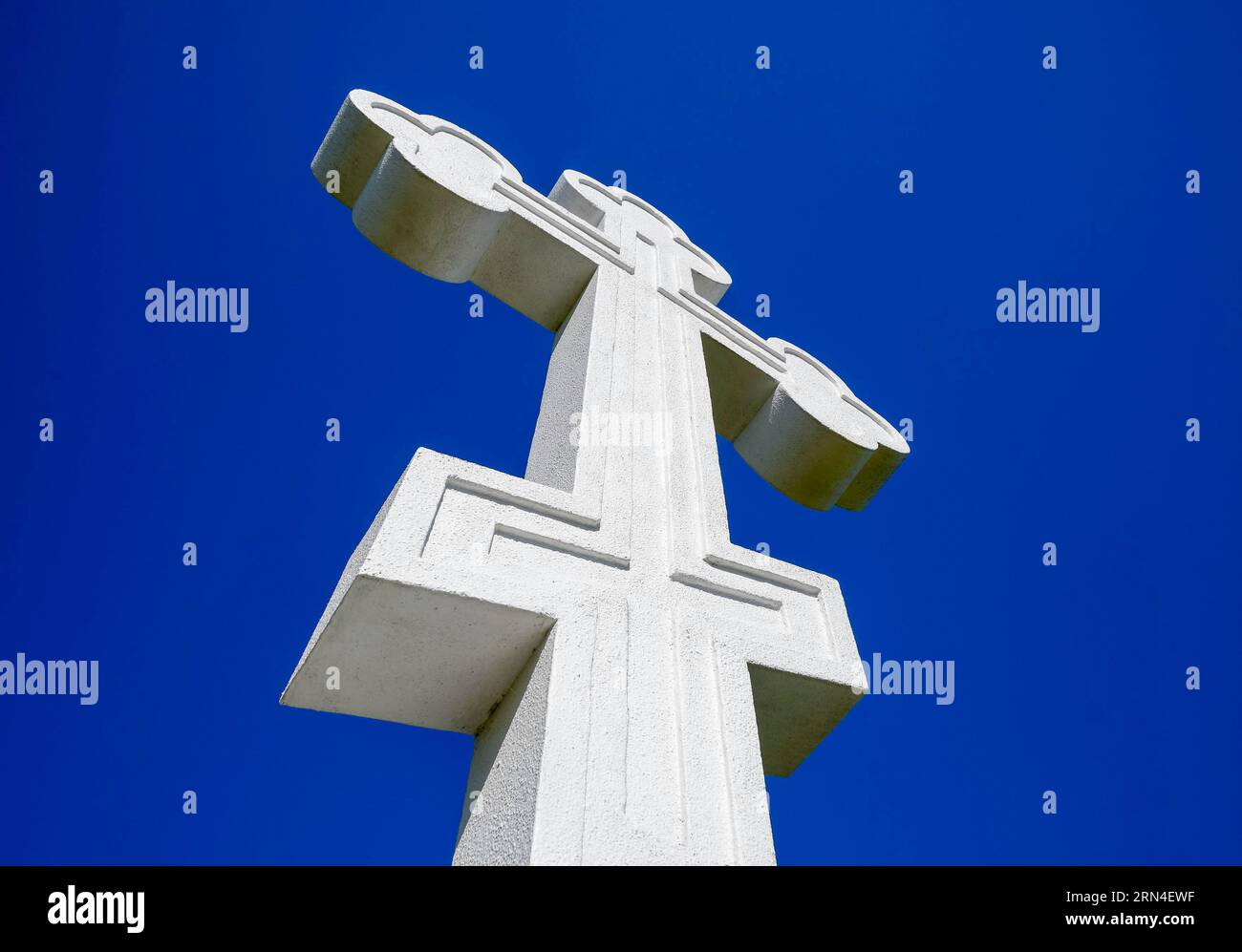 Weißer kreuz blauer hintergrund -Fotos und -Bildmaterial in hoher Auflösung – Alamy