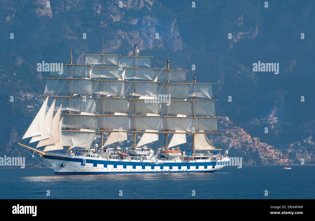 Der Royal Clipper, der größte 5-Masten-Segler der Welt, segelt entlang der Amalfiküste - mit ...