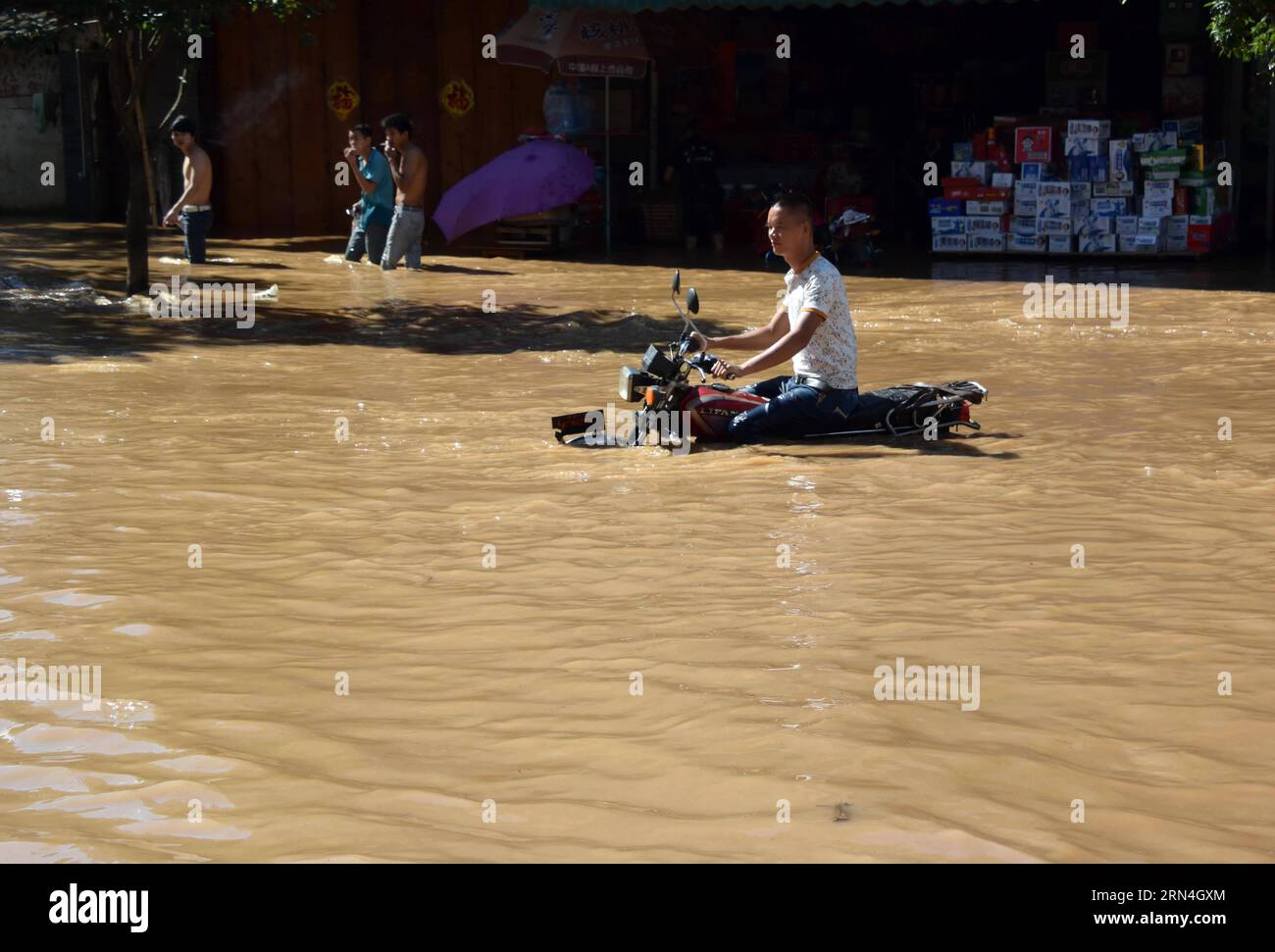 GONGCHENG, 20. Mai 2015 -- Ein Bewohner bewegt ein Motorrad auf einer ...