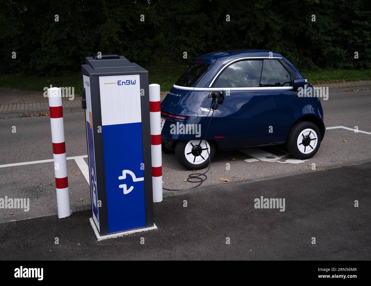 E-Light-Fahrzeug, Kabinenroller MICROLINO an der Ladestation EnBW für ...