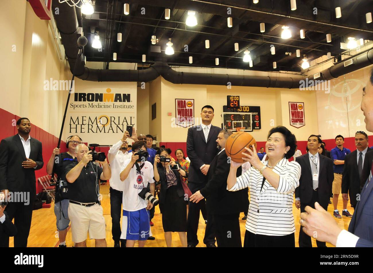 (150622) -- HOUSTON, der chinesische Vize-Premier Liu Yandong schießt ...