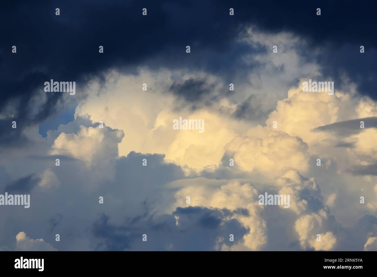Diese Wolkenbildung ist eine Ansammlung von (Cumulus-)Wolken. Die ...