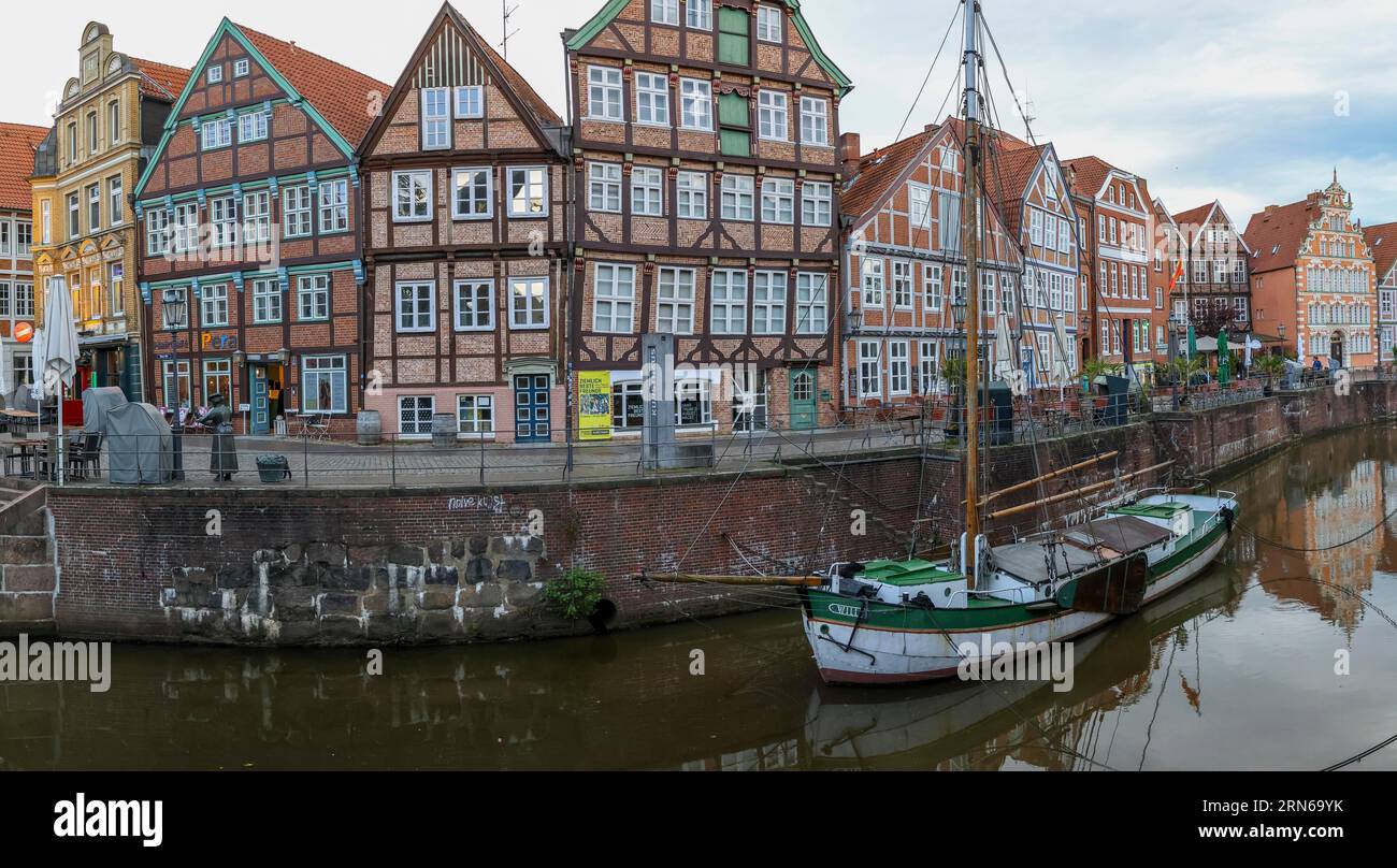 Panoramafoto mittelalterliche historische Händler- und Lagerhäuser am ...