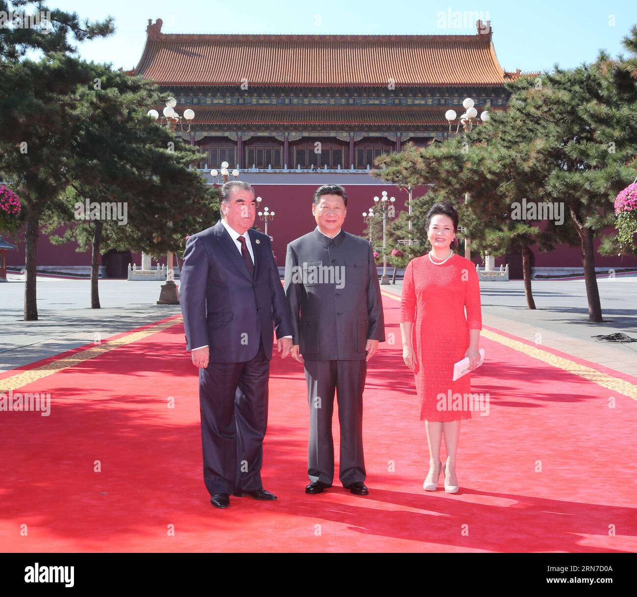 (150903) -- PEKING, 3. September 2015 -- der chinesische Präsident Xi Jinping (C) und seine Frau ...