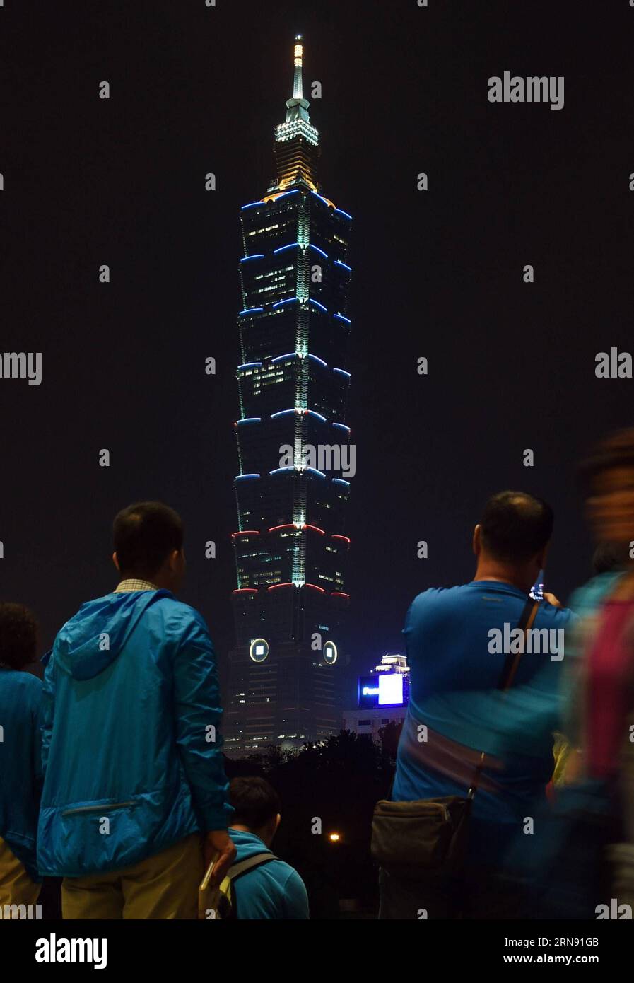 (151114) -- TAIPEI, 14. November 2015 -- People Watching the Taipei 101 Building in Taipei ...