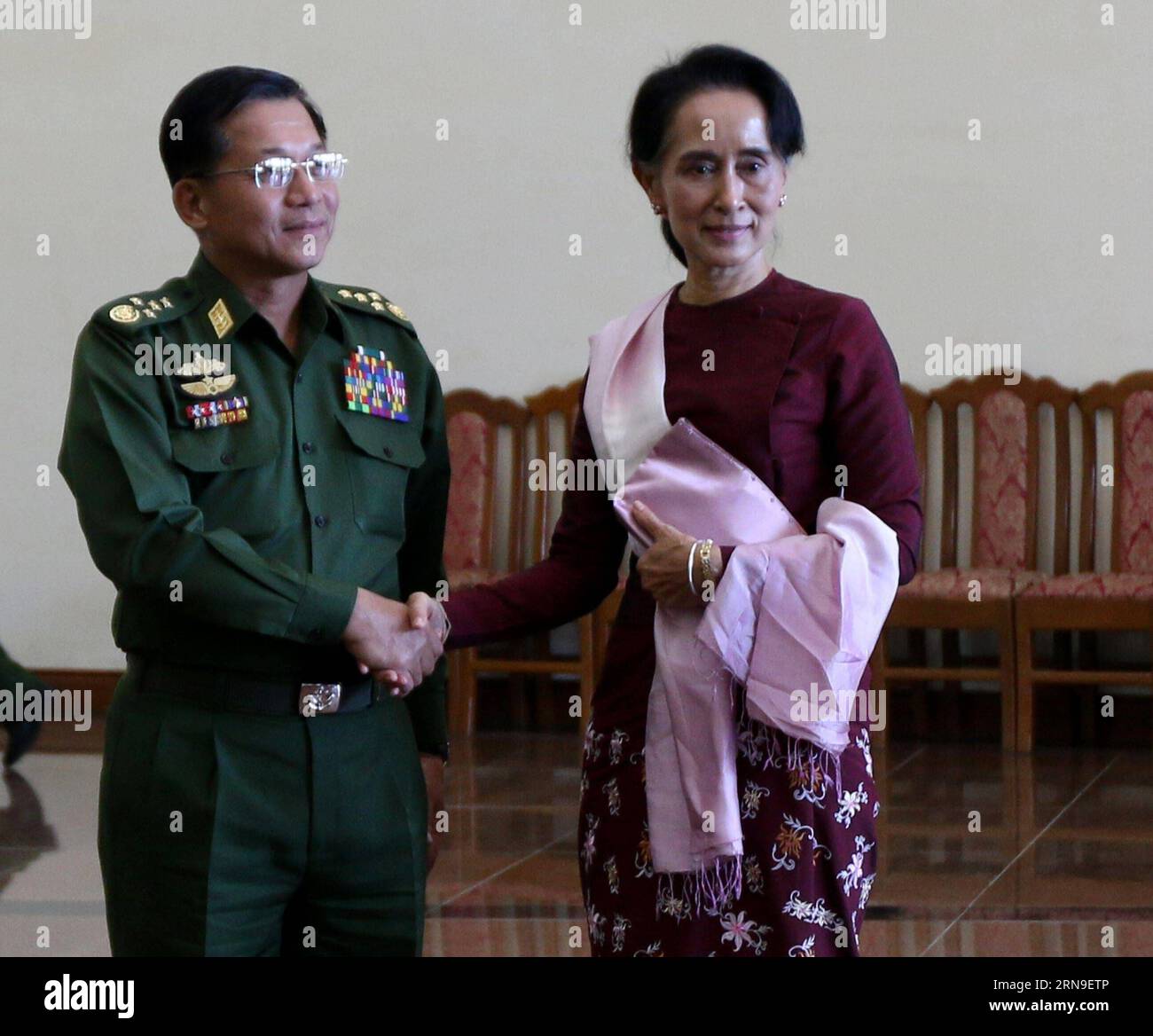 (151202) -- NAY PYI TAW, 2. Dezember 2015 () -- Aung San Suu Kyi (R ...