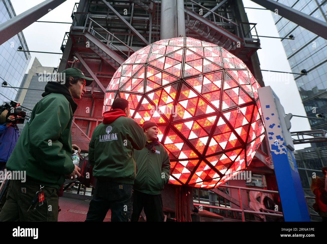 - Der Times Square Silvester Ball wird am Tag vor der Silvesterfeier ...