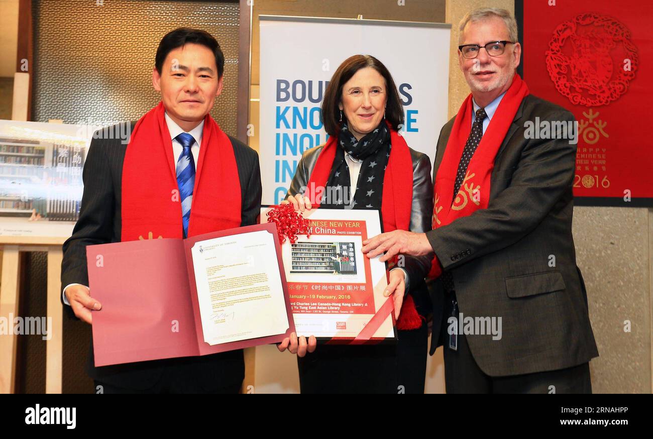 Xue Bing(L), Chief Librarian der University of Toronto Larry Alford(R ...