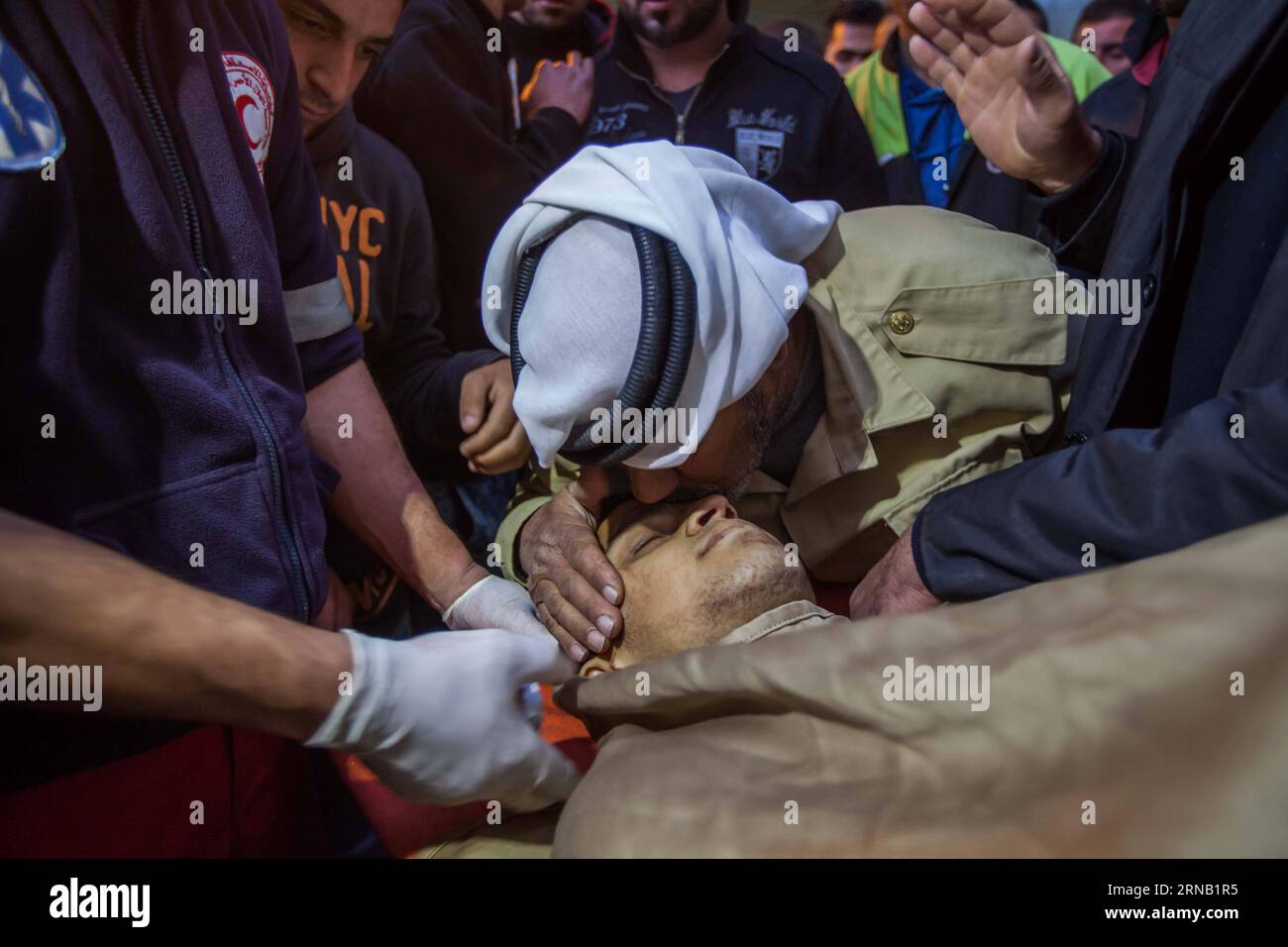 Ein Verwandter des 17-jährigen Palästinensers Naeem Safi trauert am 14. Februar 2016 in einer ...