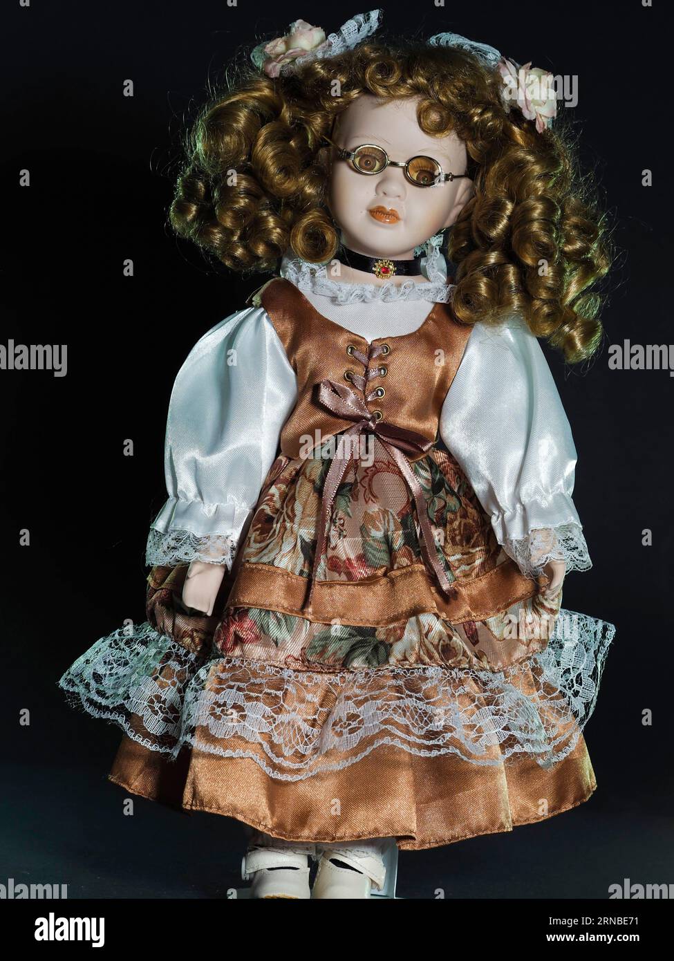 Mädchen braune haare brille -Fotos und -Bildmaterial in hoher Auflösung ...