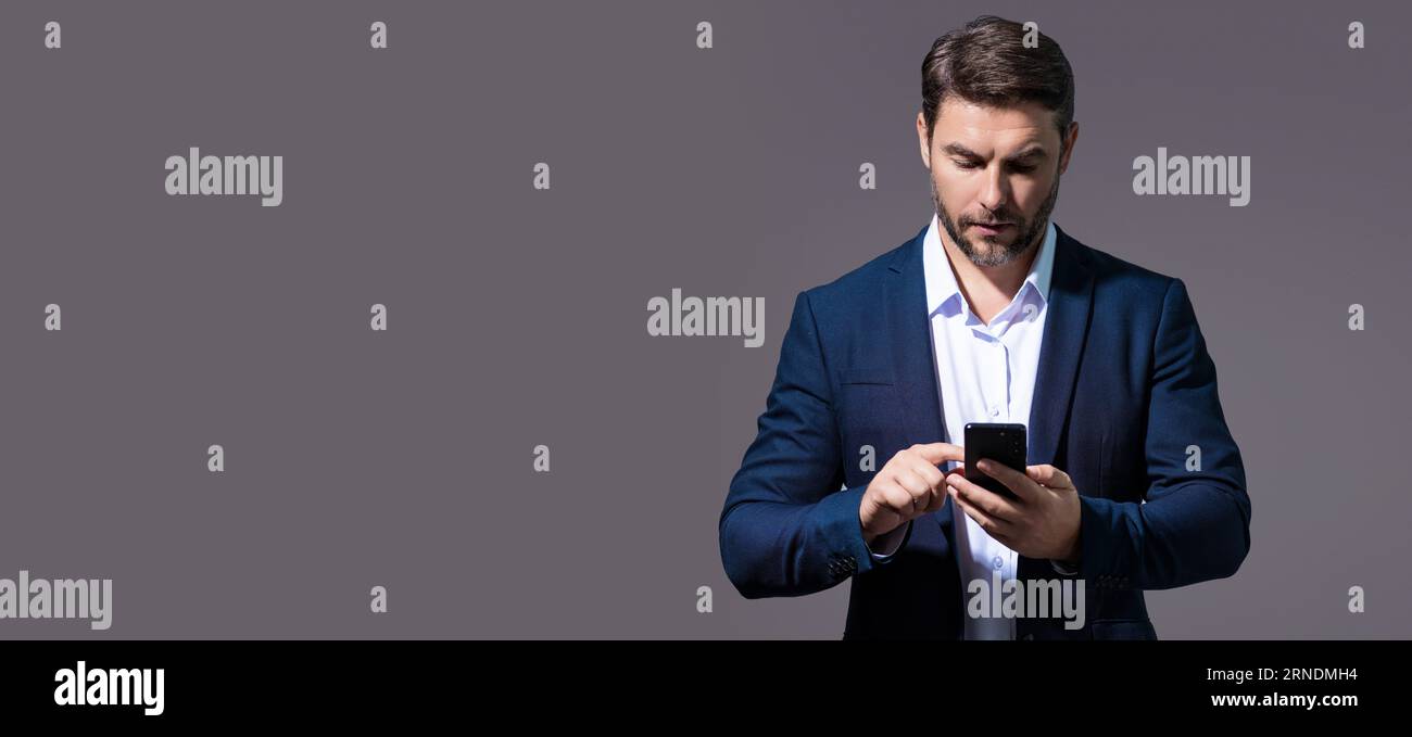 Mann im Anzug mit Smartphone. Portrait attraktiver, fröhlicher Kerl ...