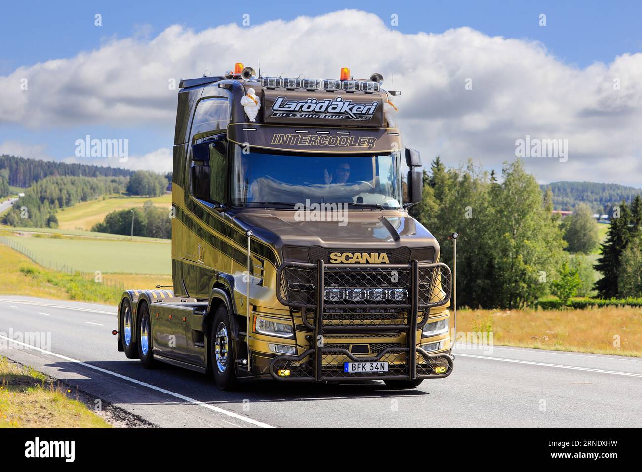 Maßgeschneiderter 2022 Scania T660 Truck Laröd Åkeri im Lkw-Konvoi zur ...