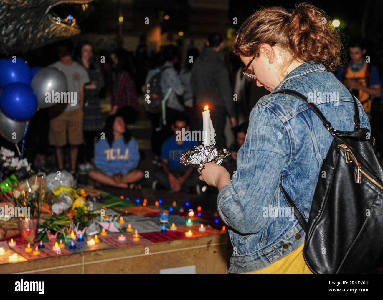 (160603) -- LOS ANGELES, 3. Juni 2016 -- Ein Student trauert um das ...