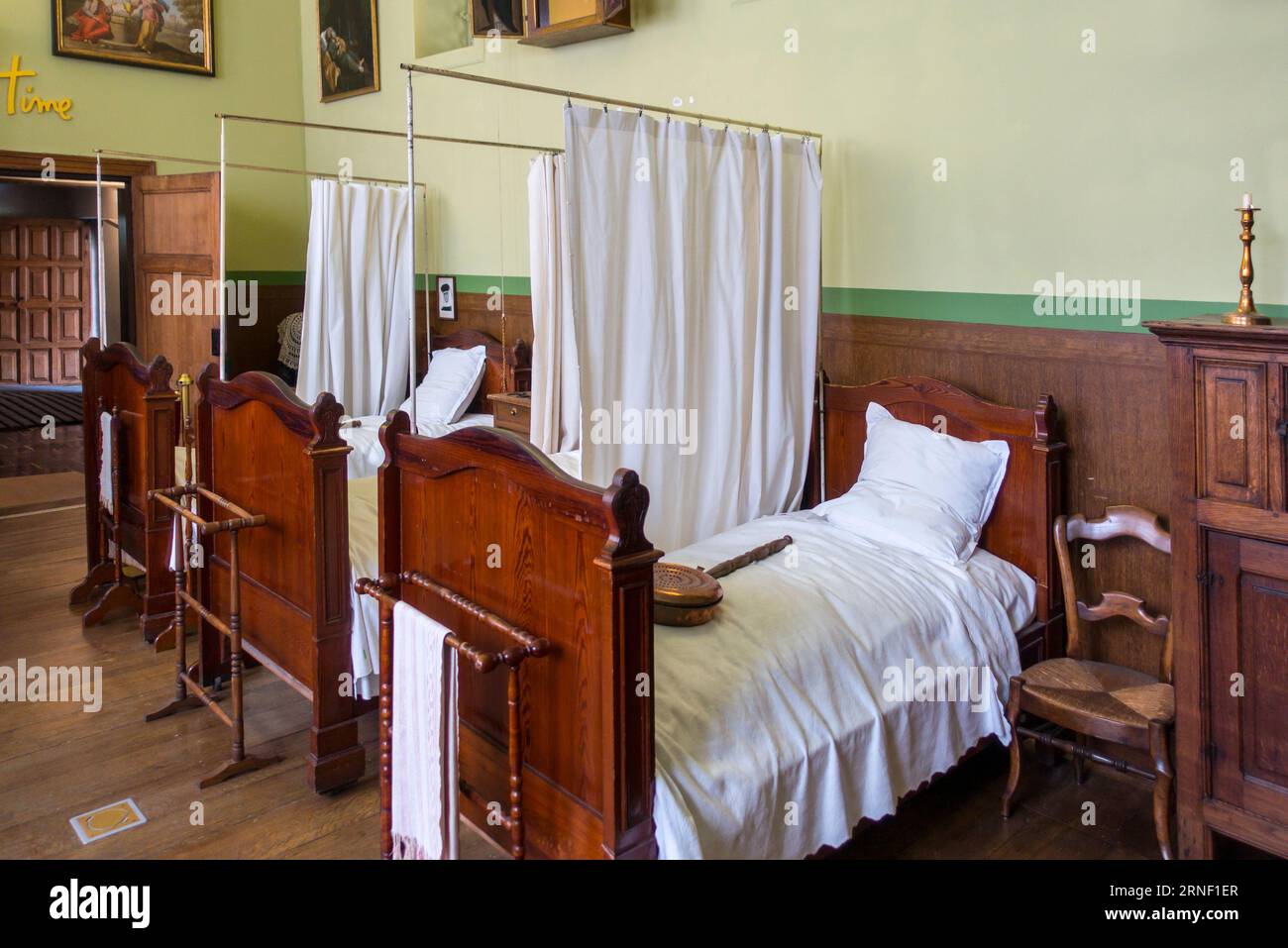 Medieval hospital nuns -Fotos und -Bildmaterial in hoher Auflösung – Alamy